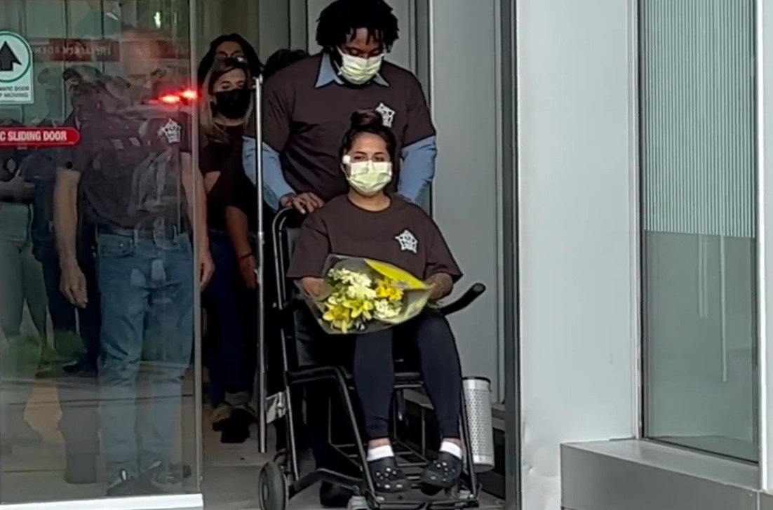 Chicago Cop Survives Gunshot to Head, Leaves Hospital to Salutes and a ...