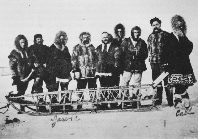 These Rescuers Traveled 1,500 Miles Through the Arctic with 400 ...