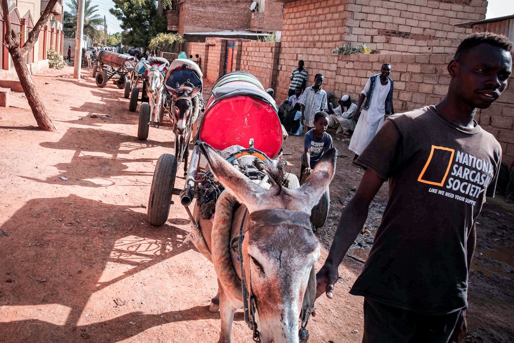 Thousands of Sudanese Fleeing Fighting Trapped On the Border With Egypt ...