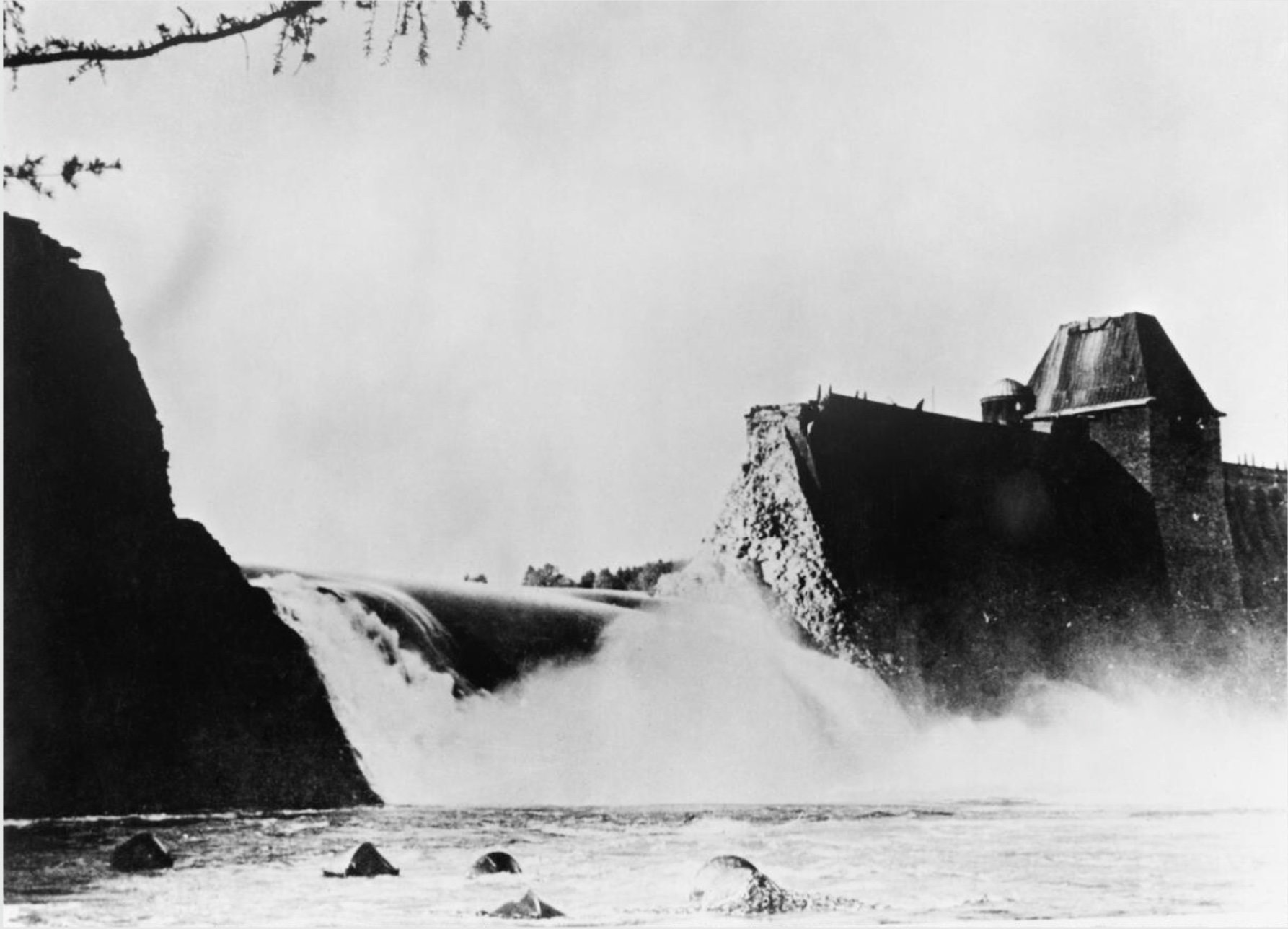 The ‘Dambuster’ Bombs That Skipped Across Water To Topple a Nazi Dam ...