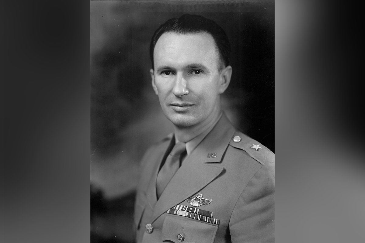 Gladwell Book Explores Leaders, Tech, Morality of Bombing During World ...