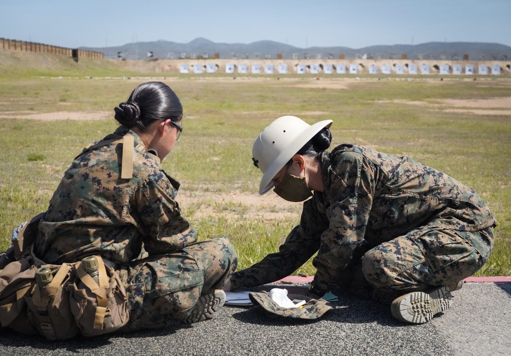 On Camp Pendleton, 1st Female Recruits Undergo Rifle Qualification ...