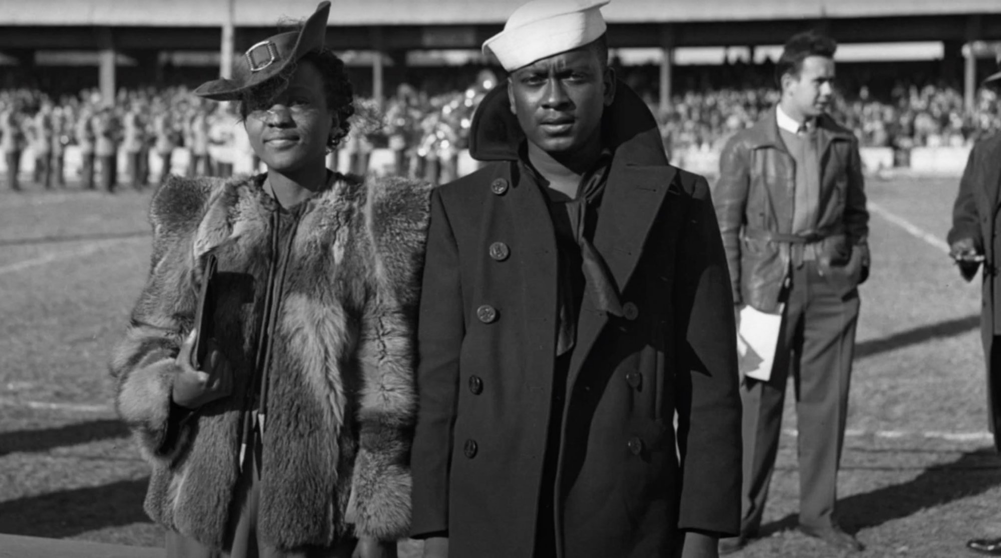 ‘The Human Tugboat’: This Sailor Pulled a Life Raft Through Shark ...