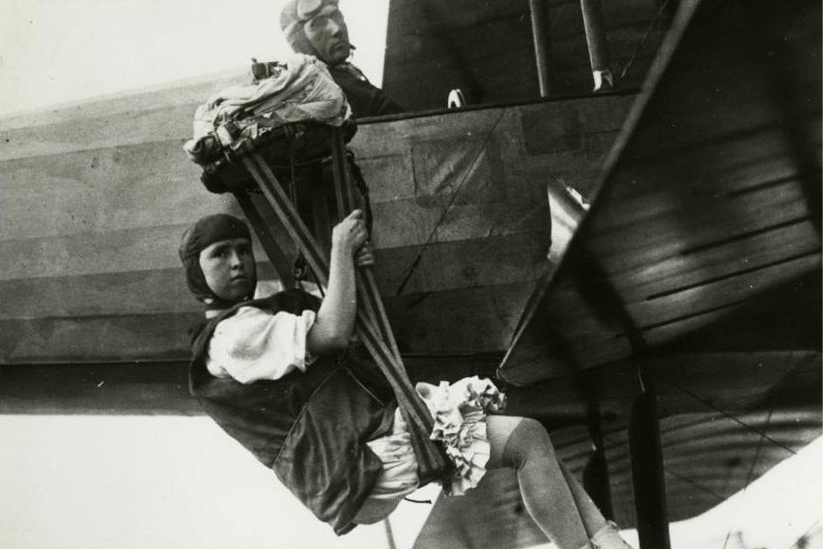 Behind the Photo: How Tiny Broadwick Became the First Woman To Skydive ...