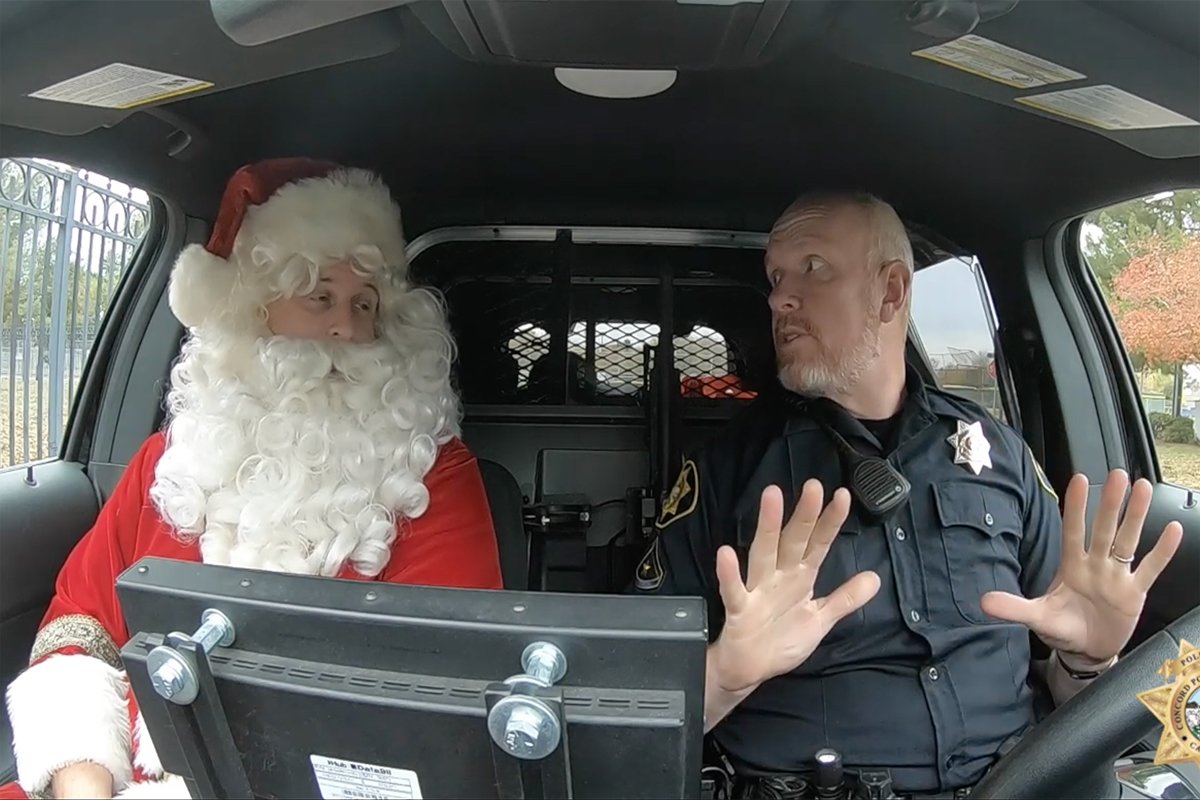 Law Enforcement Across America Are Bringing Holiday Cheer to Those in ...