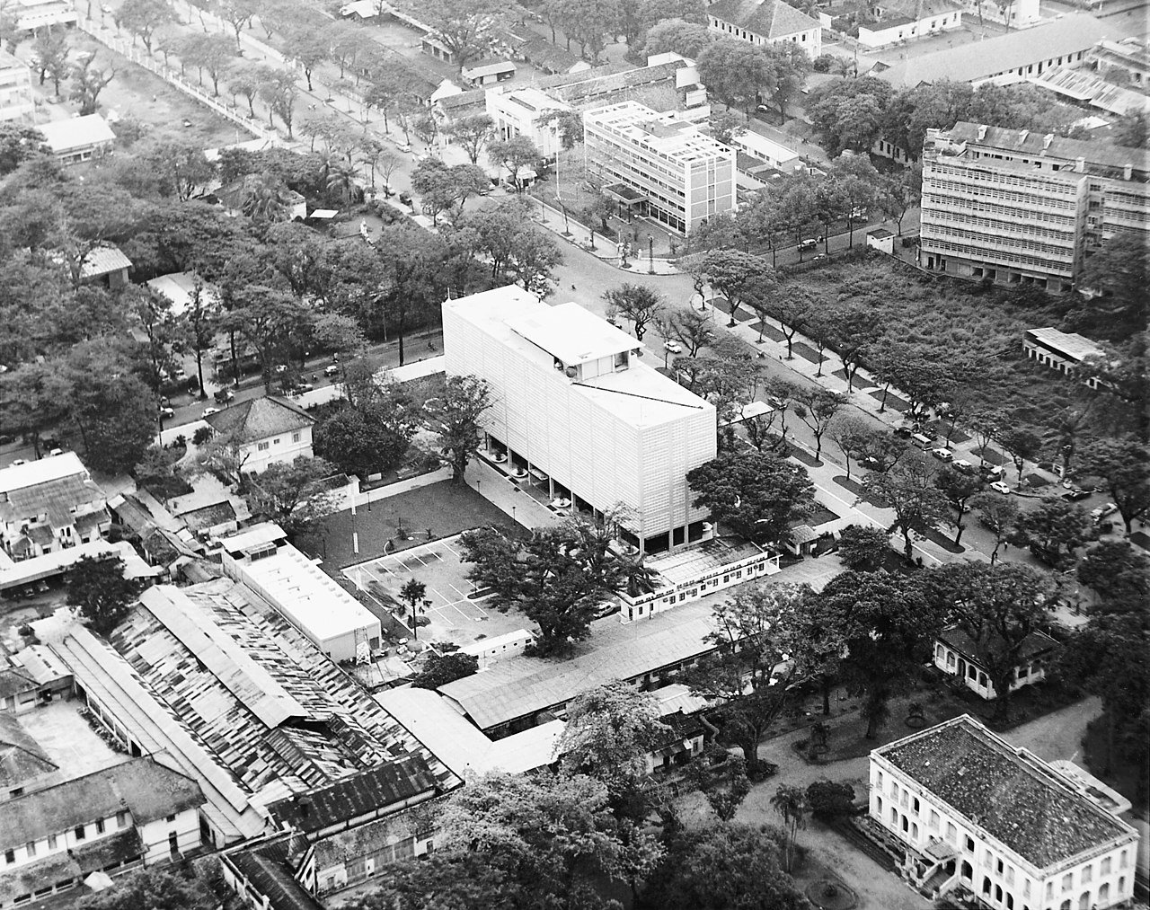 The Real Story Behind the Iconic ‘Fall of Saigon’ Photo | Coffee or Die
