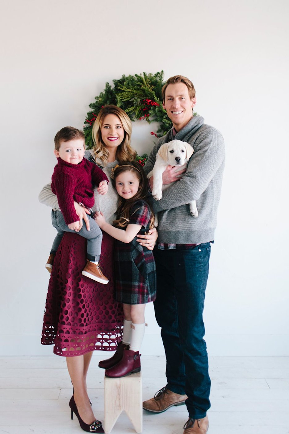 19 Christmas Photo Outfits - Coordinating Outfits for Family Pictures ...