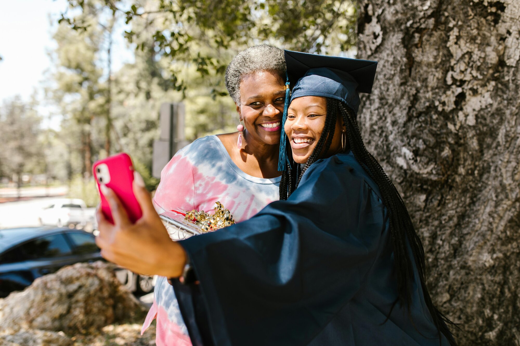 90+ Graduation Photo Ideas 2025 - Cute Senior Graduation Pictures ...