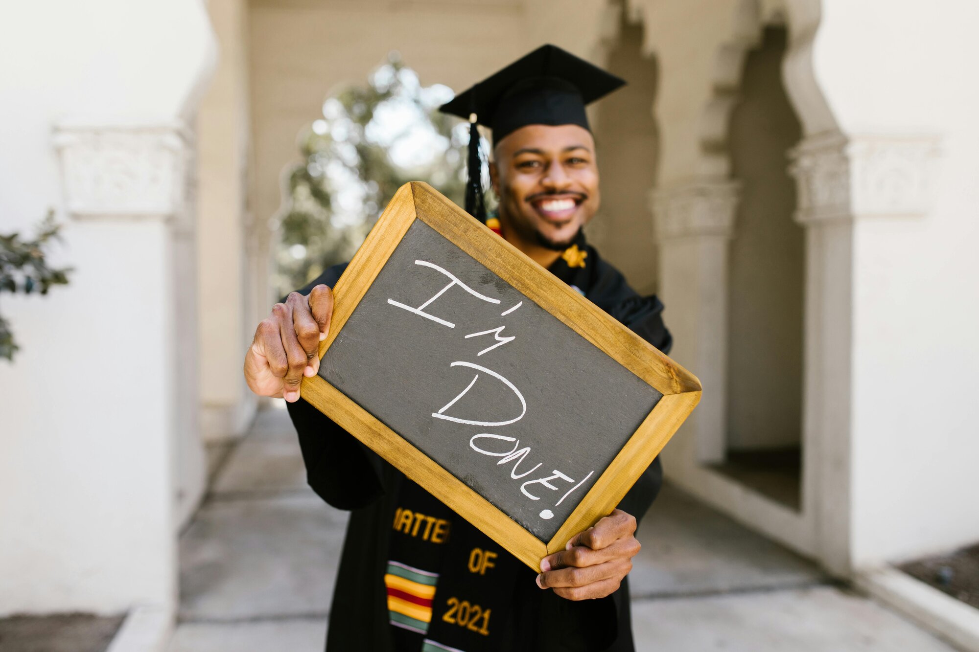 90+ Graduation Photo Ideas 2025 - Cute Senior Graduation Pictures ...