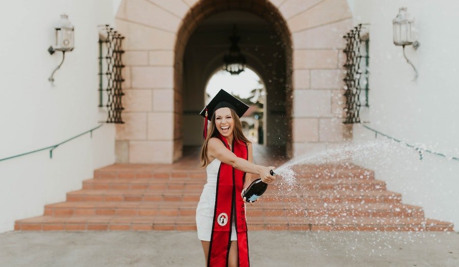 90+ Graduation Photo Ideas 2025 - Cute Senior Graduation Pictures ...