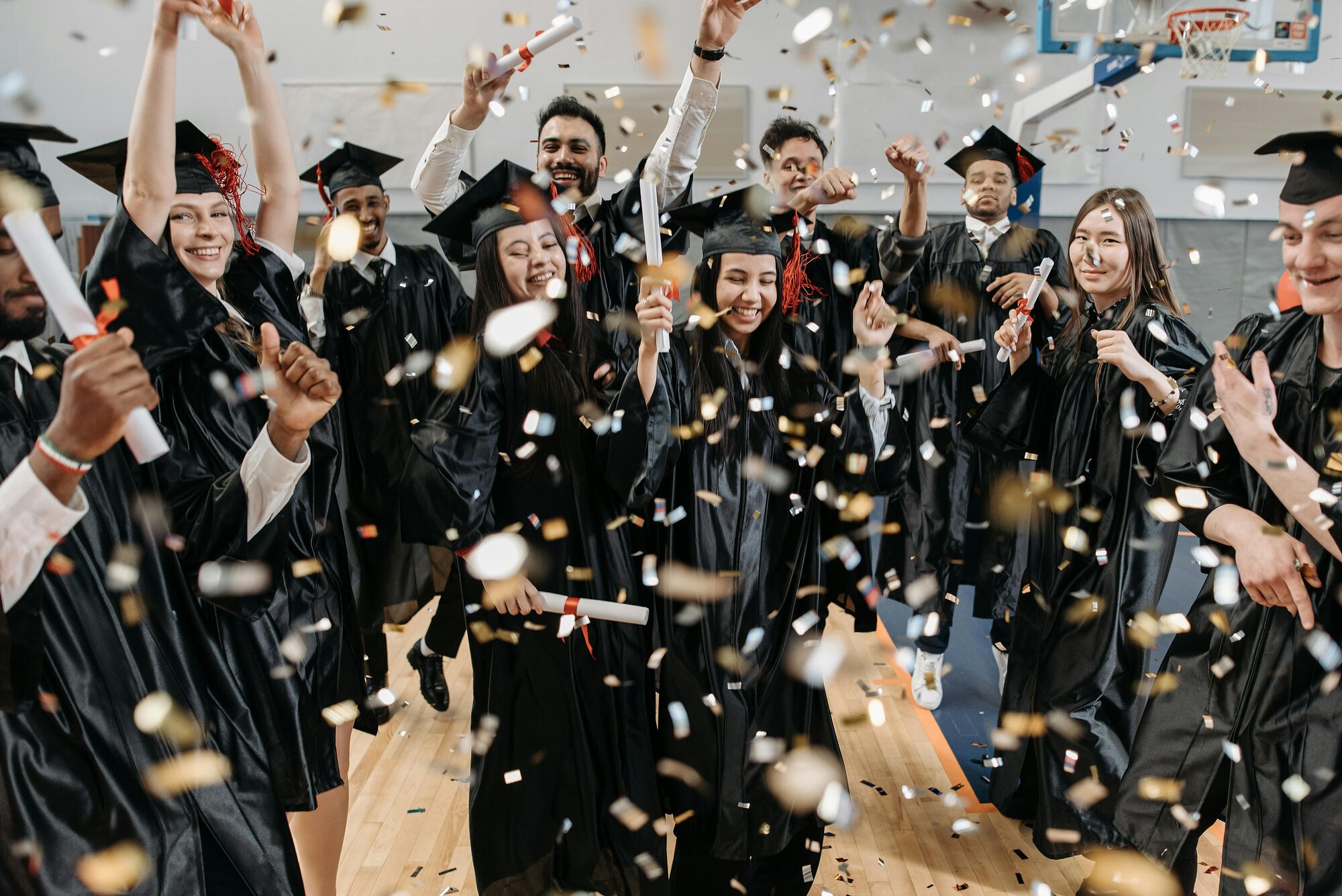 90+ Graduation Photo Ideas 2025 - Cute Senior Graduation Pictures ...