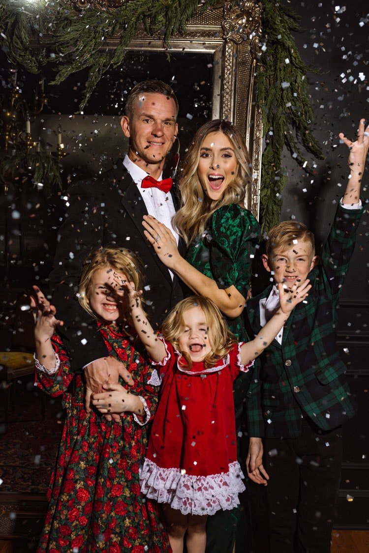 19 Christmas Photo Outfits - Coordinating Outfits for Family Pictures ...