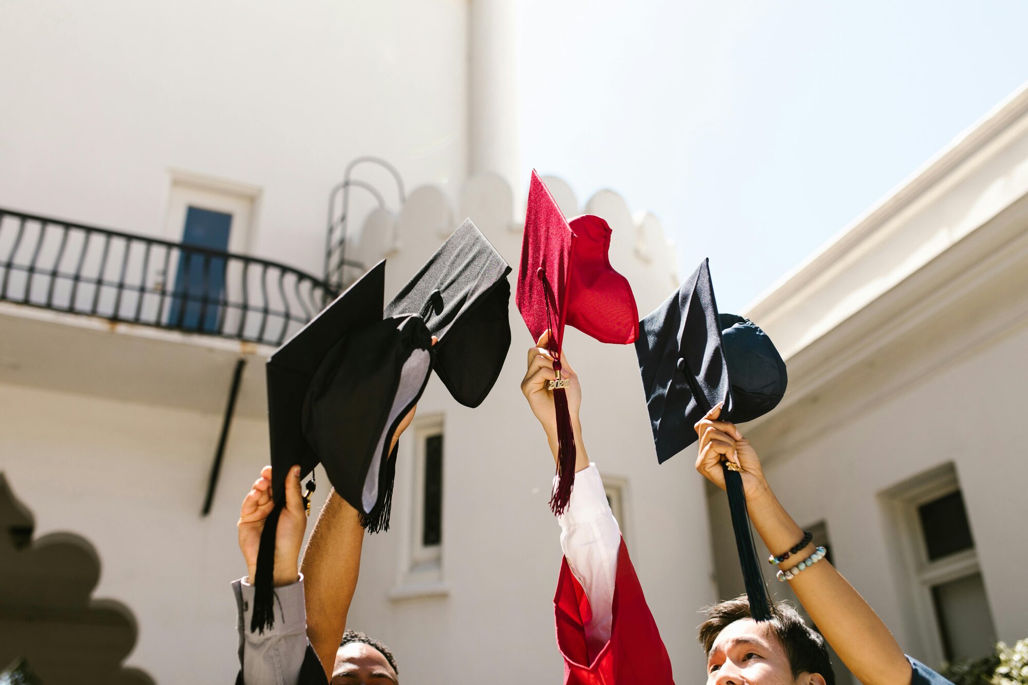 90+ Graduation Photo Ideas 2025 - Cute Senior Graduation Pictures ...