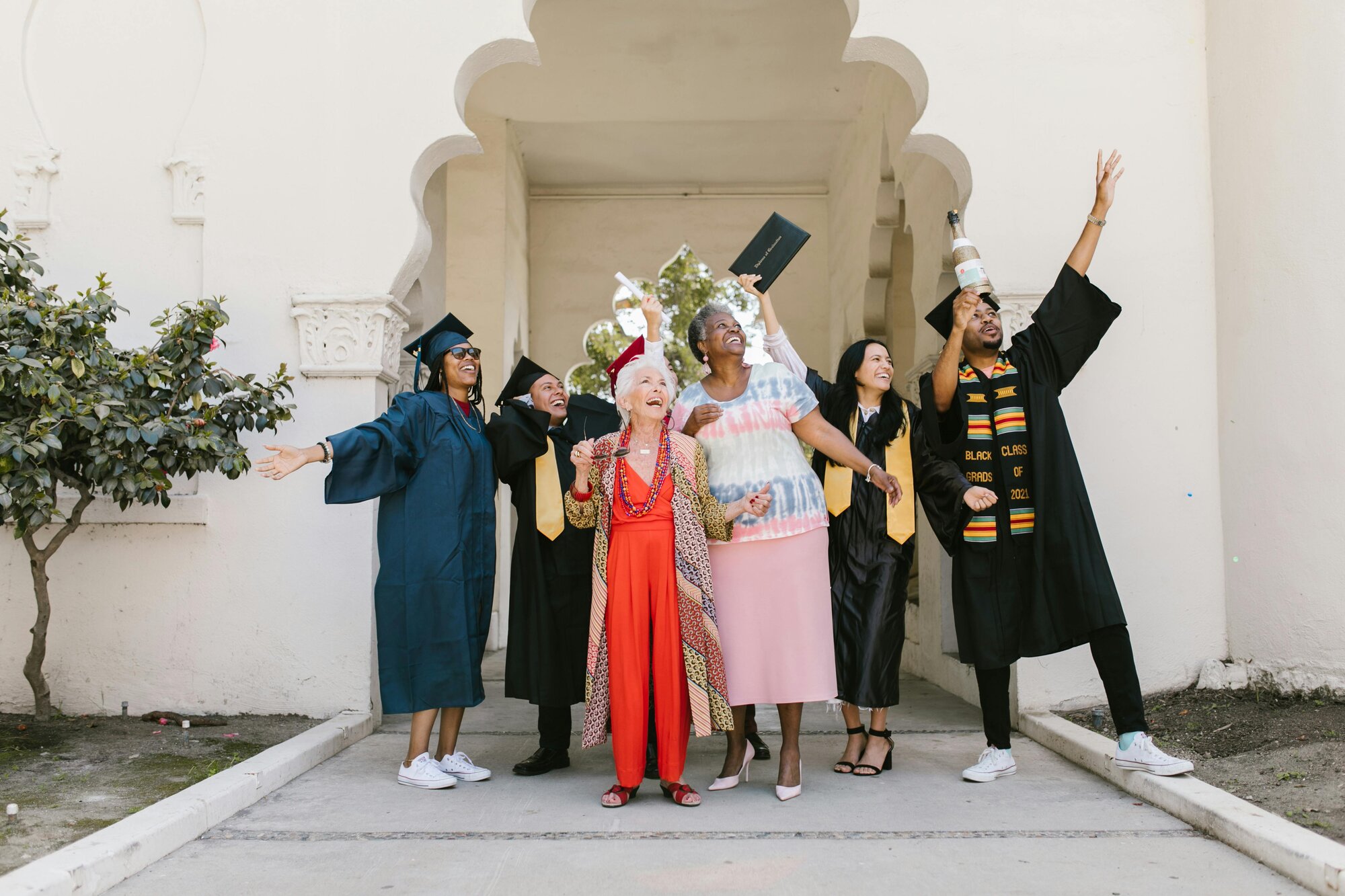 90+ Graduation Photo Ideas 2025 - Cute Senior Graduation Pictures ...