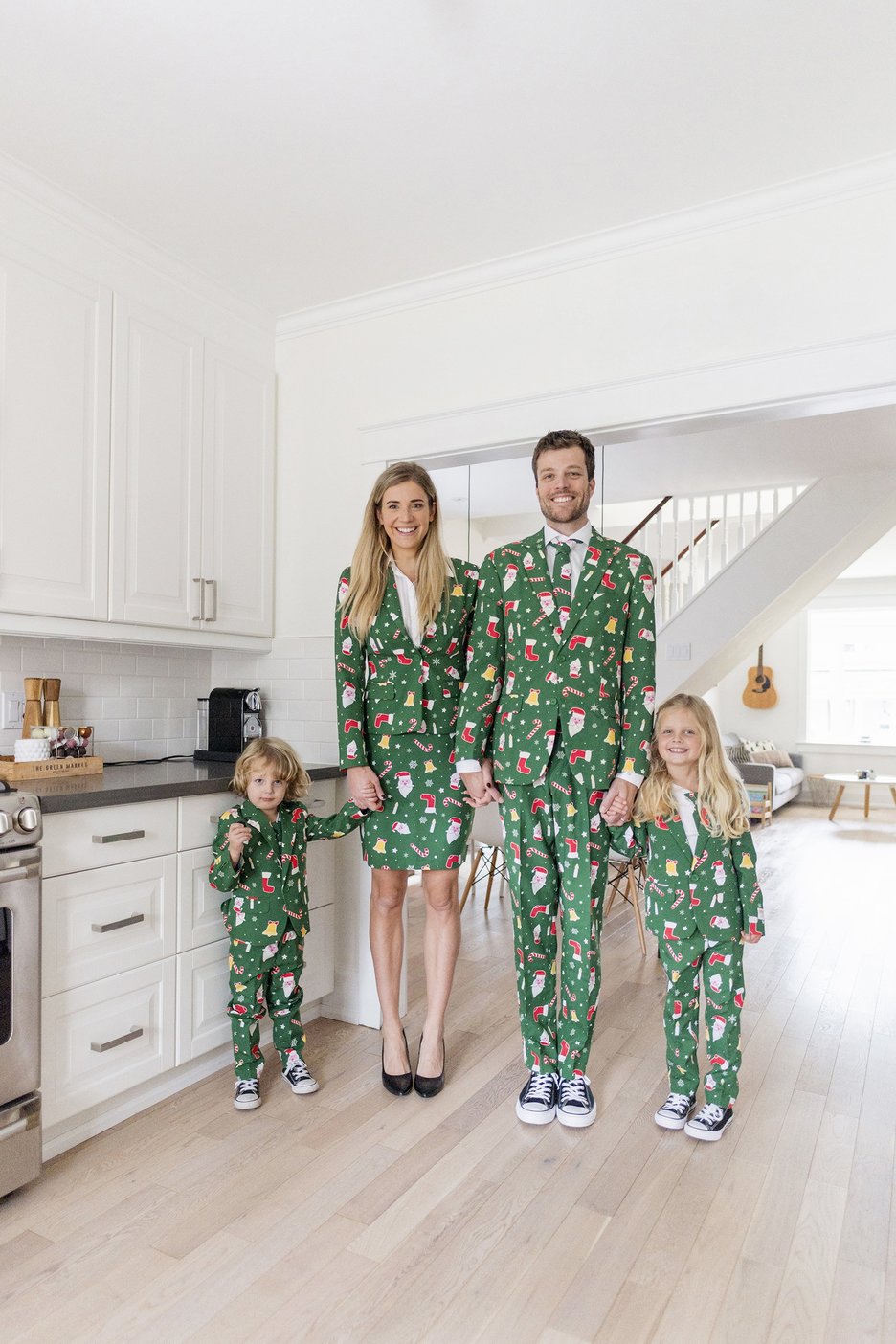 19 Christmas Photo Outfits - Coordinating Outfits for Family Pictures ...