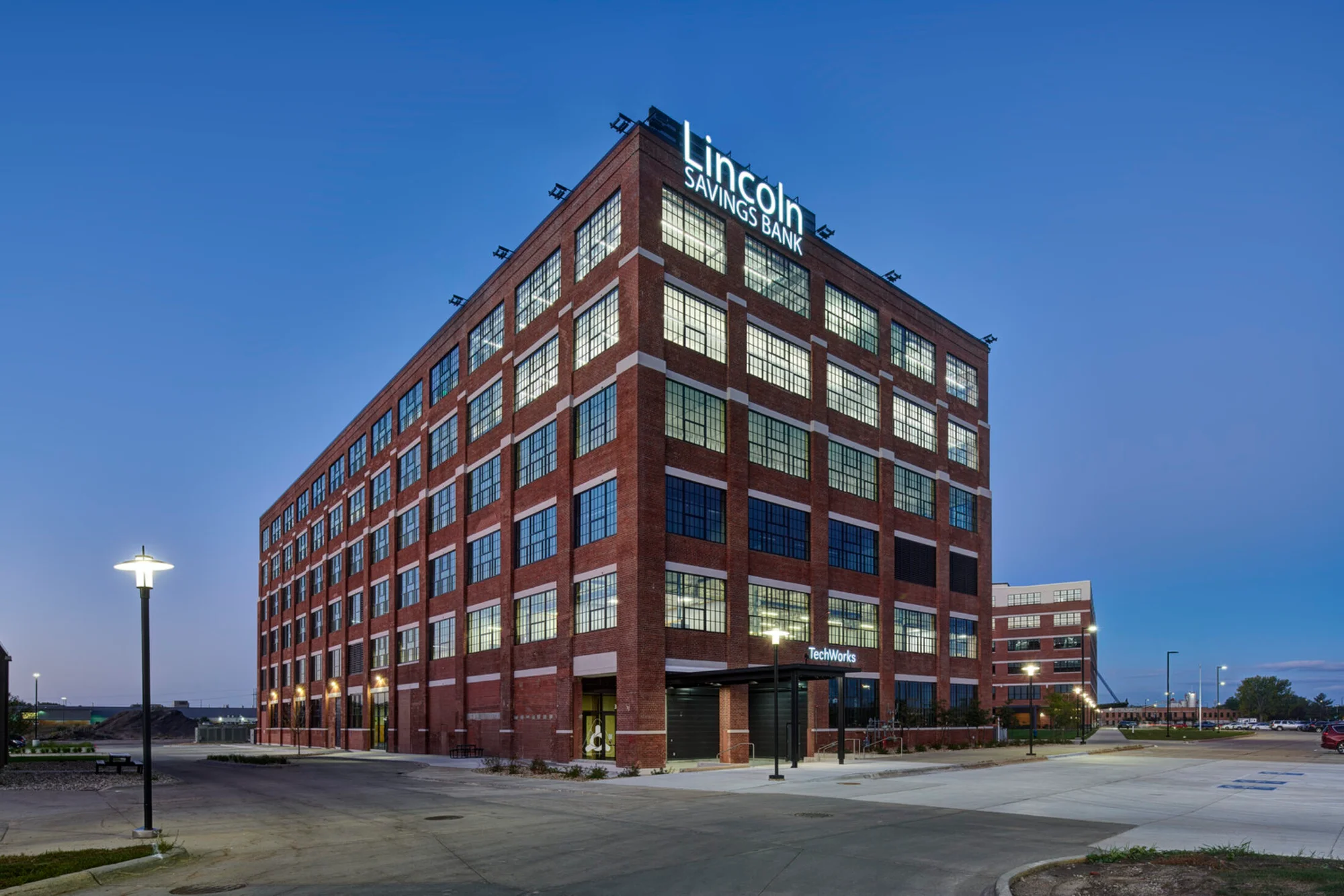 Banking institution enhances data analytics and risk prevention by ...