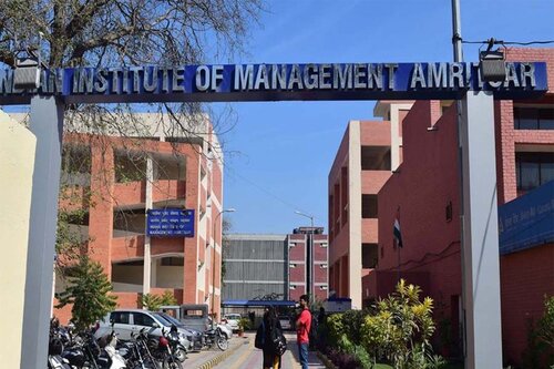 Top 10 IIM Online MBA Programs (2025) – No CAT Required | RiseUpp
