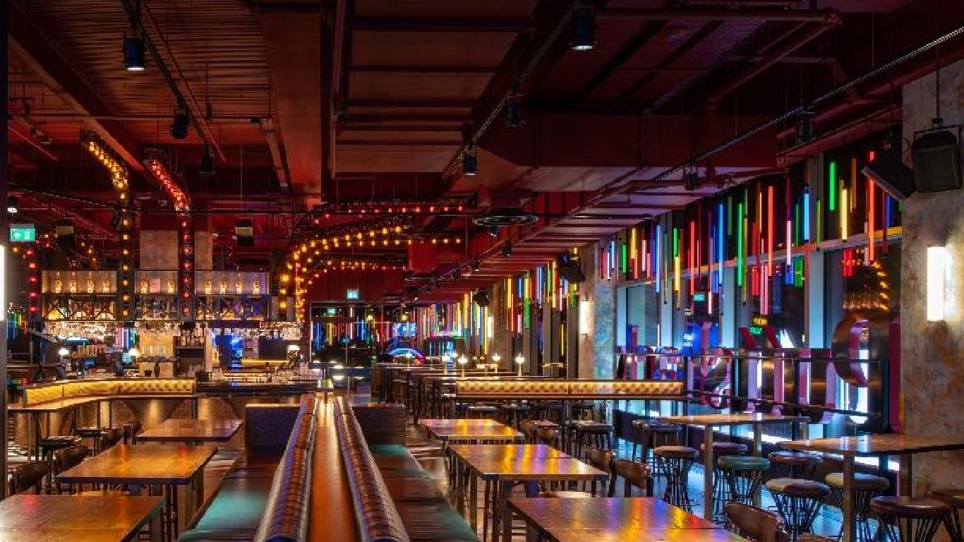 Puttshack Golf London | ULTRA LEDs