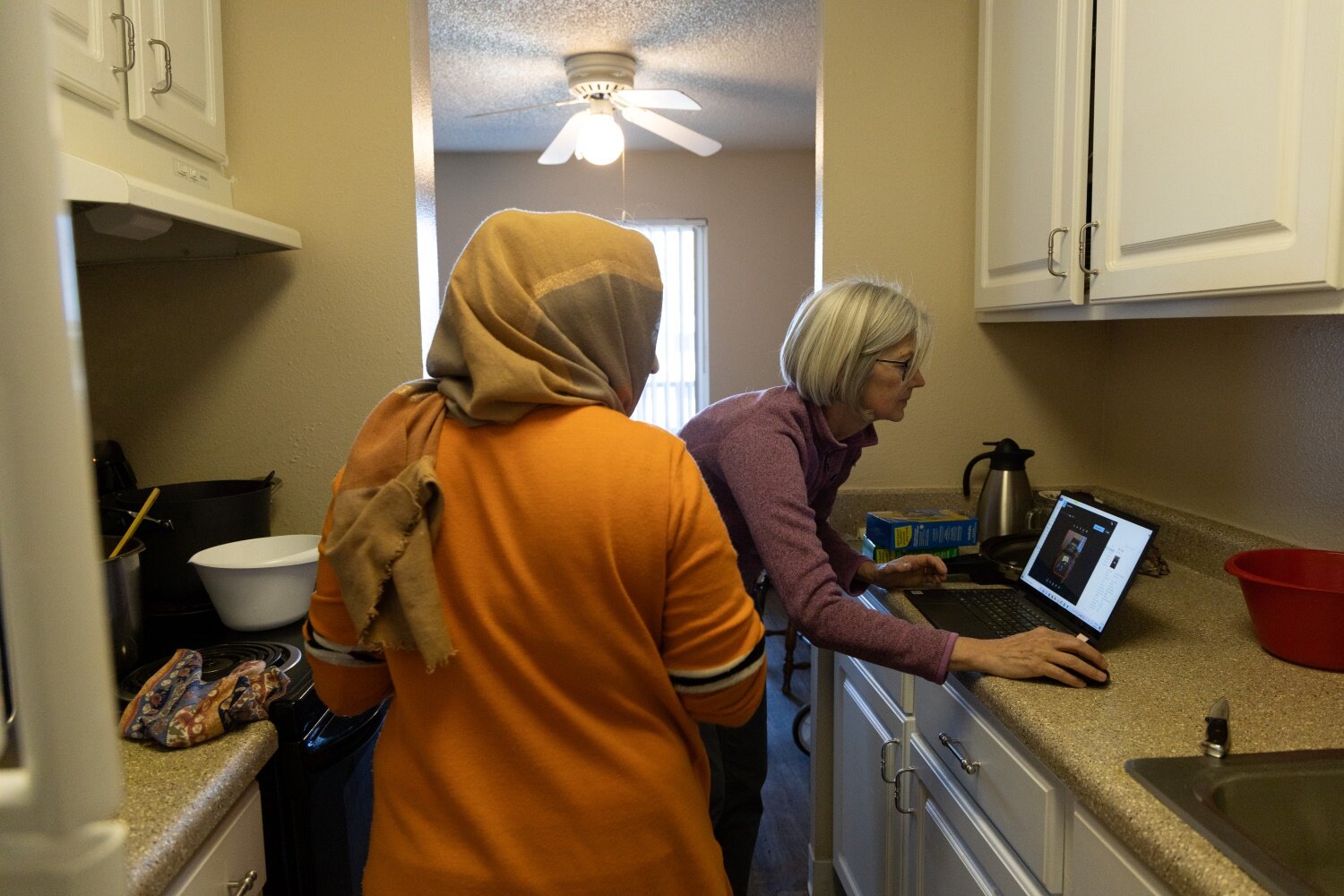 As migrant crisis overwhelms state, volunteerism and funding dwindle ...